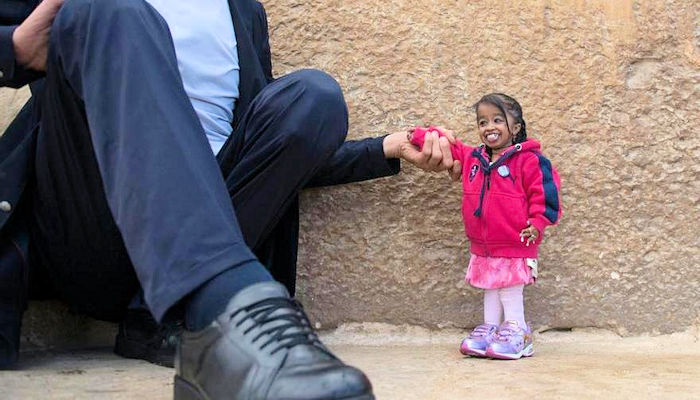 Descubre quién es la persona más baja del mundo y su impresionante estatura